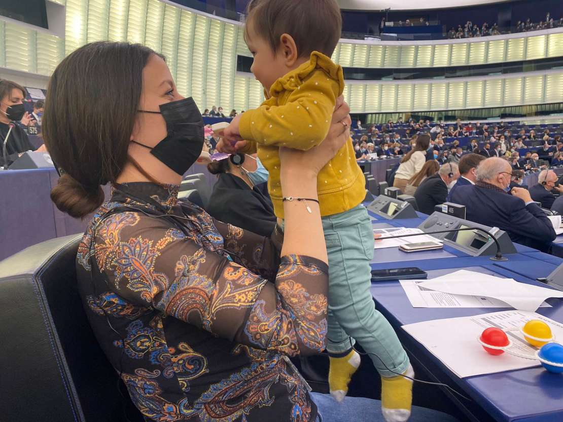 Intervju v reviji Jana: Mamica v evropskem parlamentu | Irena Joveva